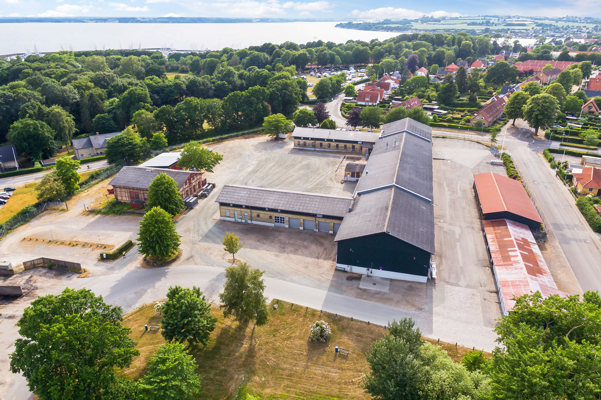 Fantastisk perle af bynær projektgrund. Tæt på skov, strand og midtby.